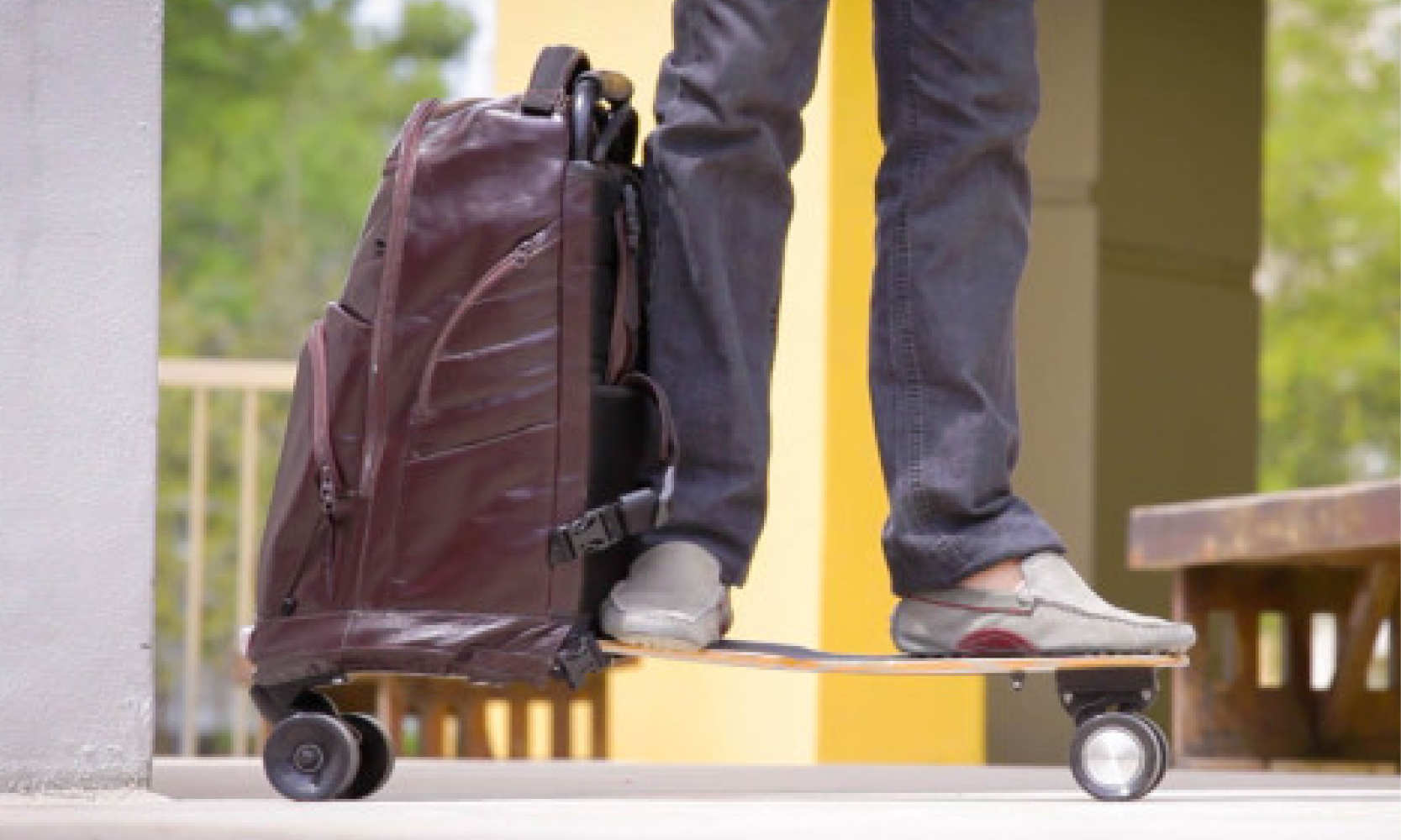 Den här ryggsäcken har en inbyggd skateboard – och ger oss mycket habegär