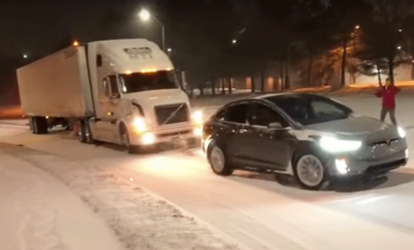 Årets dragbil: Se Tesla Model X bogsera en lastbil