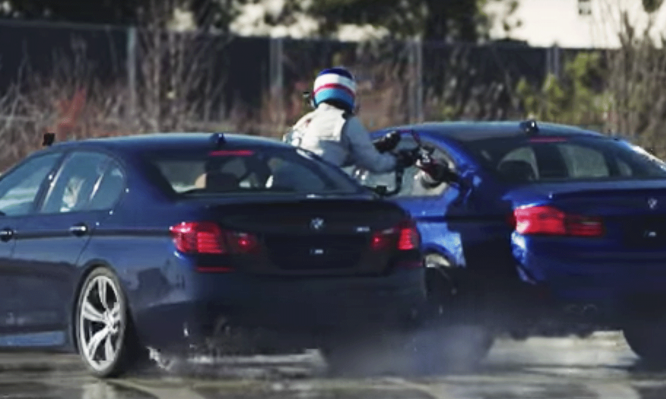 Se när BMW M5 driftar och tankar – samtidigt