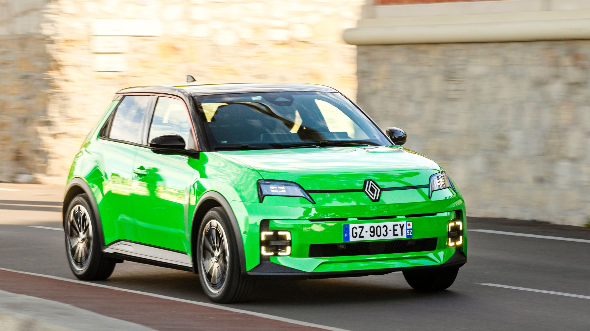 Svenskt pris för Renault 5 – så billig blir designbilen