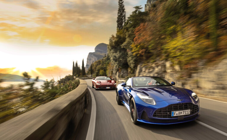 På utflykt med Aston Martin DB 12 Volante och Ferrari Roma Spider