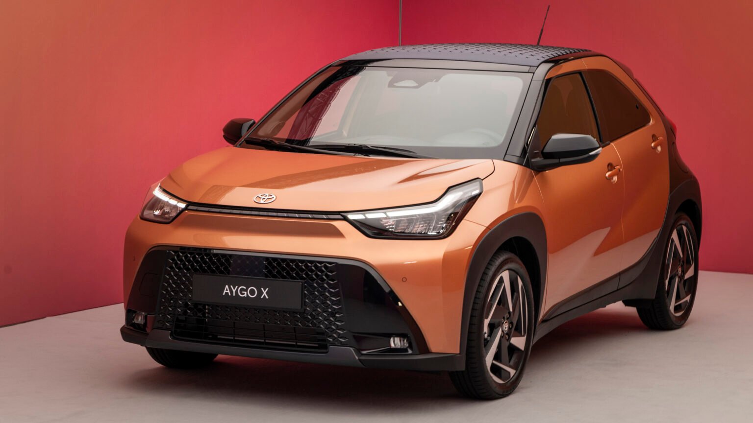 Toyota Aygo X Hybrid officiell – mer kraft och tystare kupé