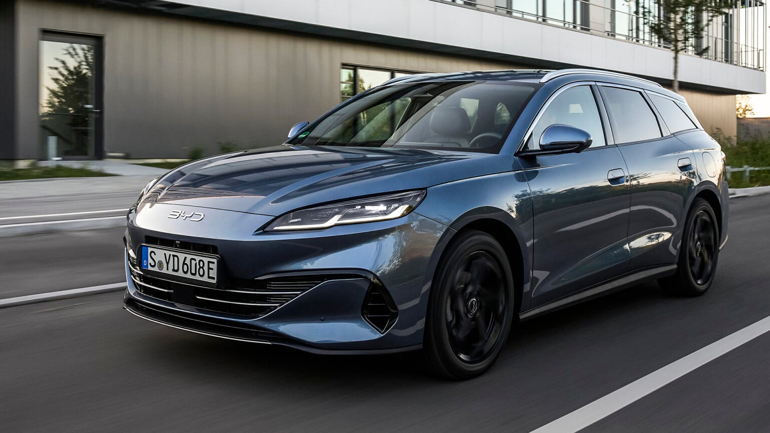 BYD lanserar elbil och laddhybrid – BYD:s första kombi