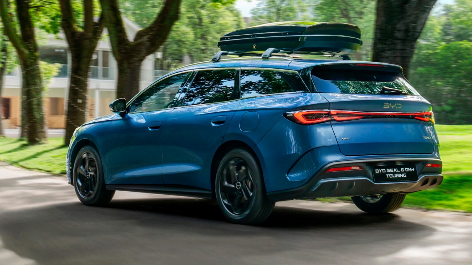 BYD lanserar elbil och laddhybrid – BYD:s första kombi